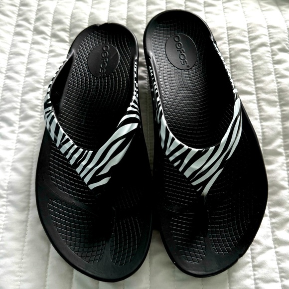 OOFOS | Shoes | Oofos Zebra Print Thong Sandals New Never Worn No Tags ...